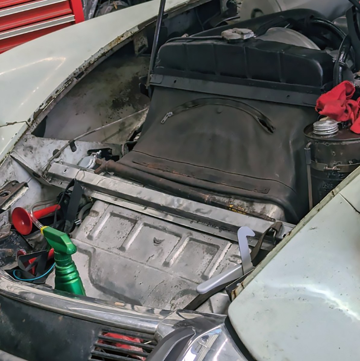 Fixing the Shroud – CHASING CiTROëNS